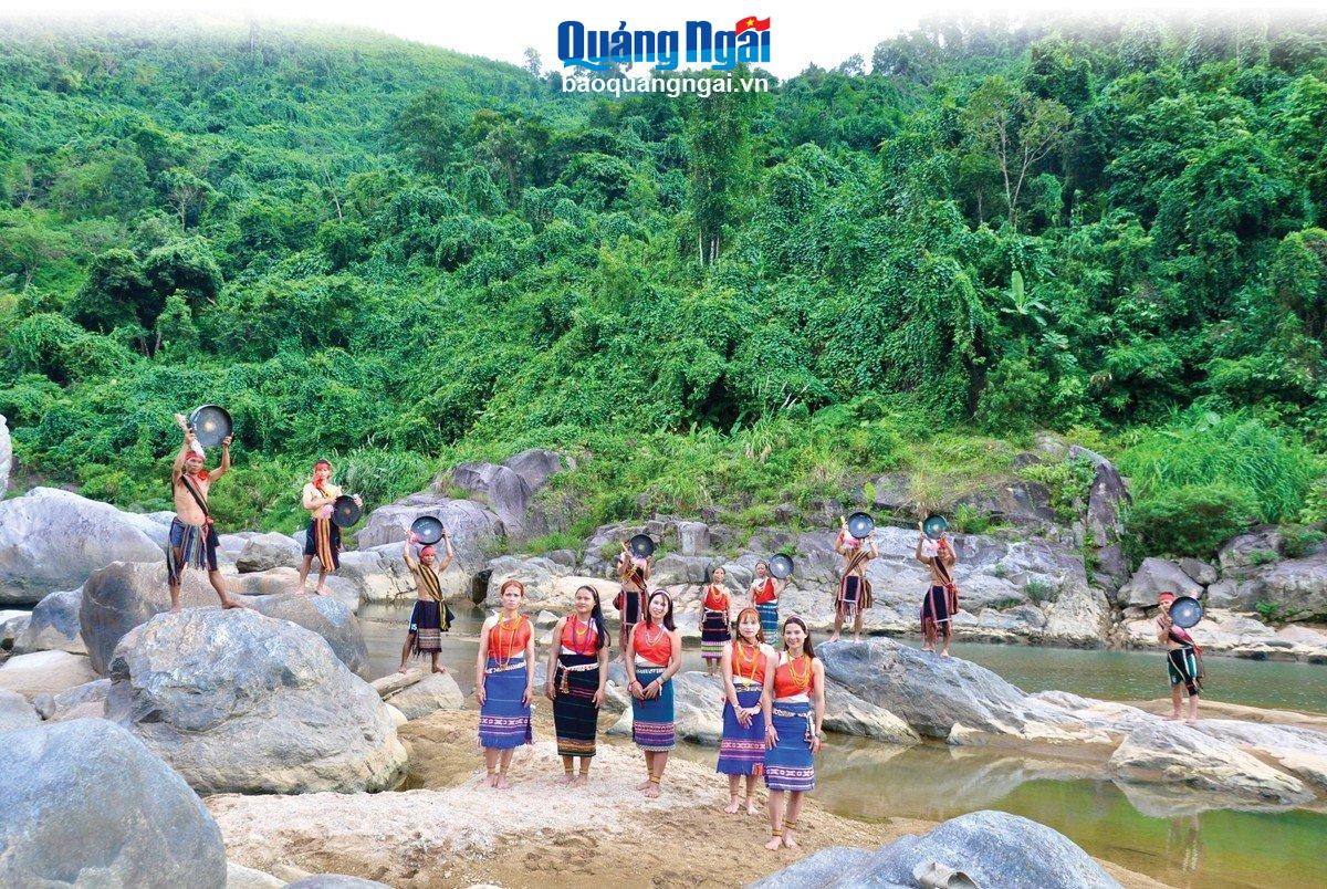 [Emagazine].Trang phục truyền thống của người Ca Dong